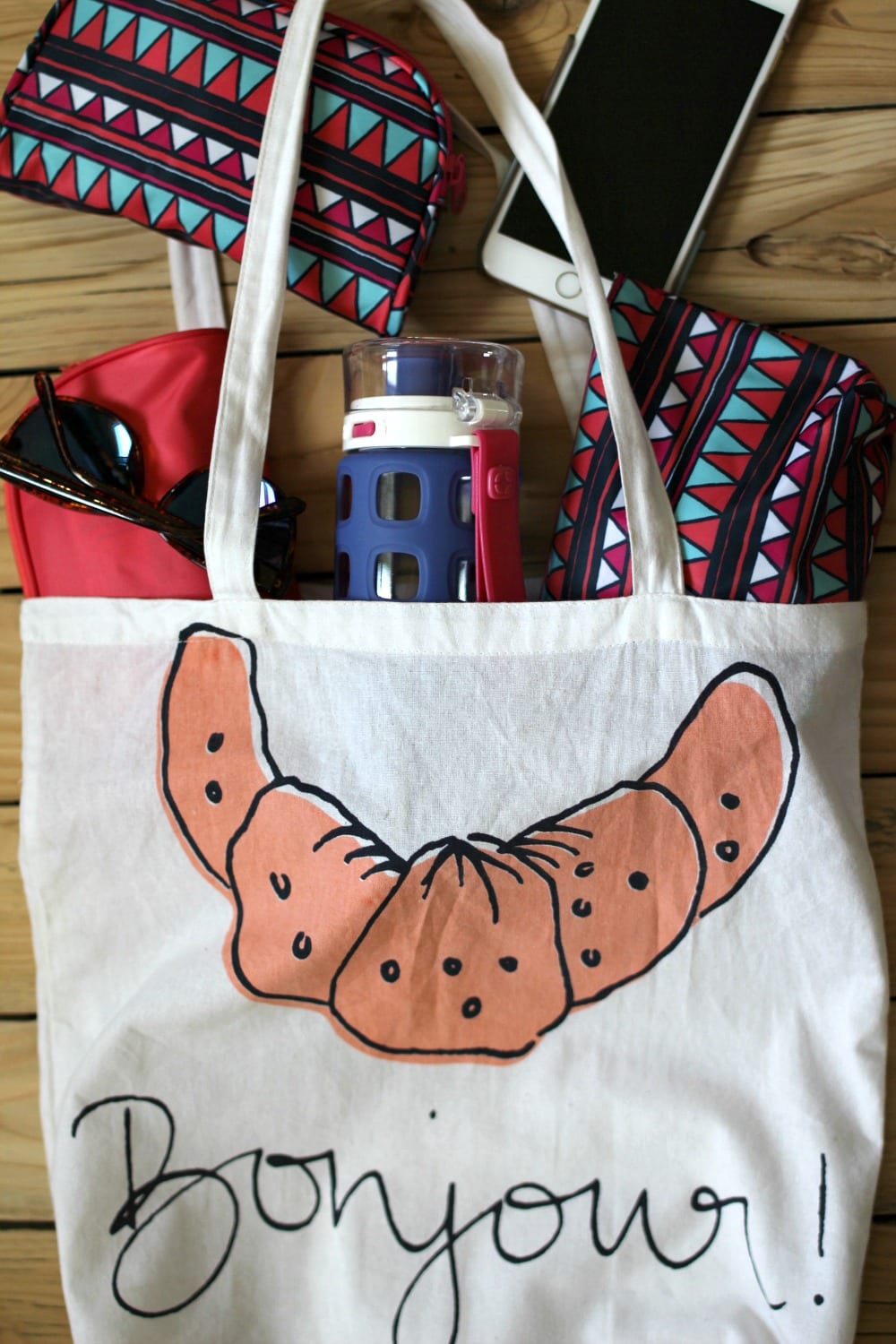 Packing the Perfect Purse for a Day of Travel | Mom Fabulous